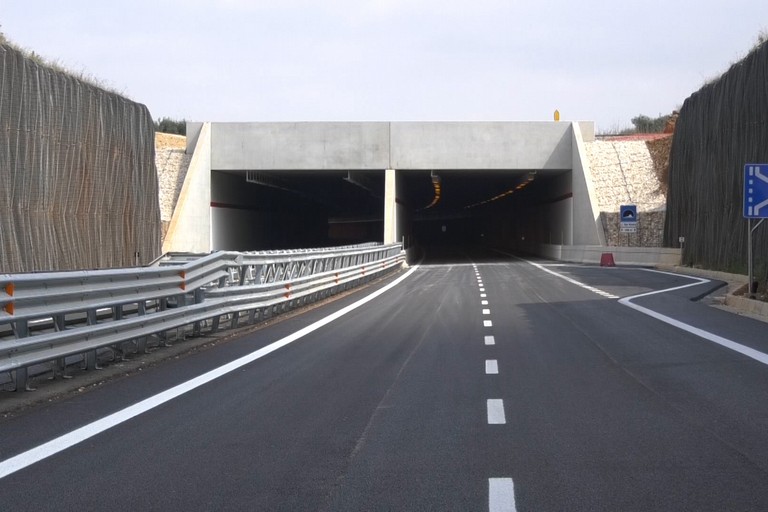 Altamura: Cedimento di un traliccio, interrotta la statale 96